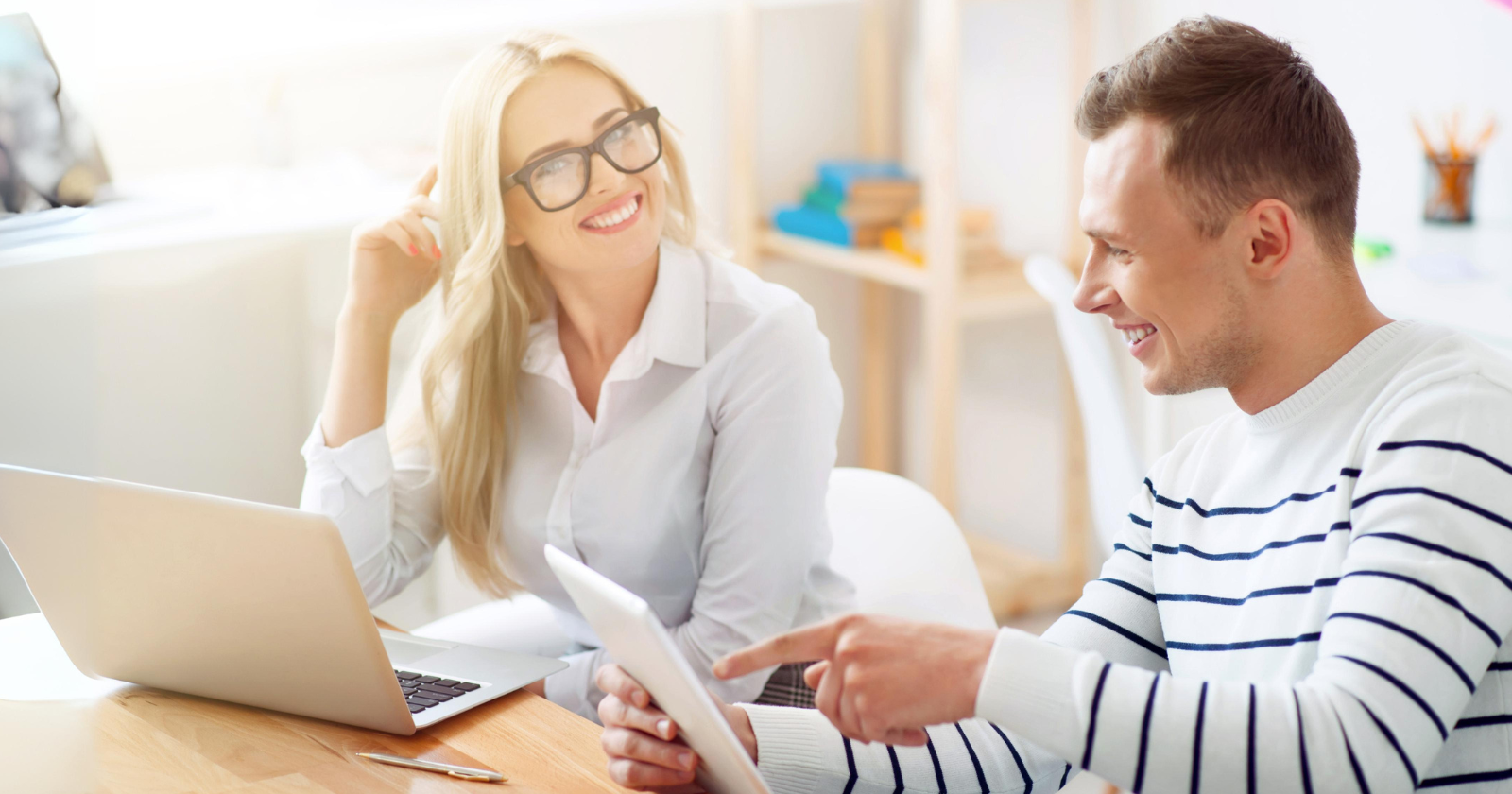 People who are experts at reading others often display these 8 subtle ...