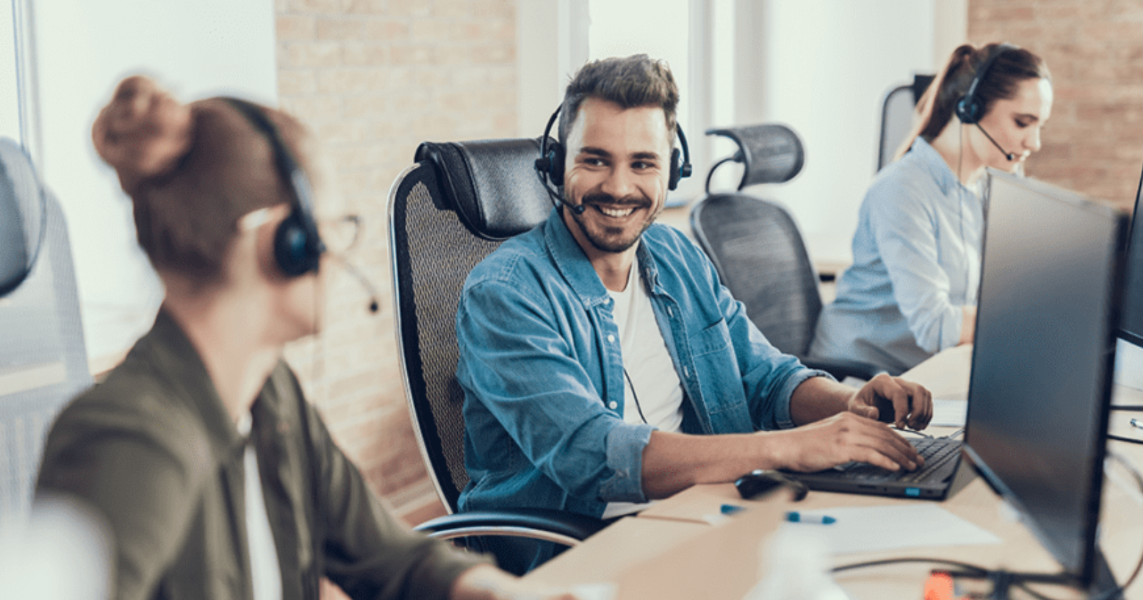 8 signs someone is faking their confidence, according to psychology