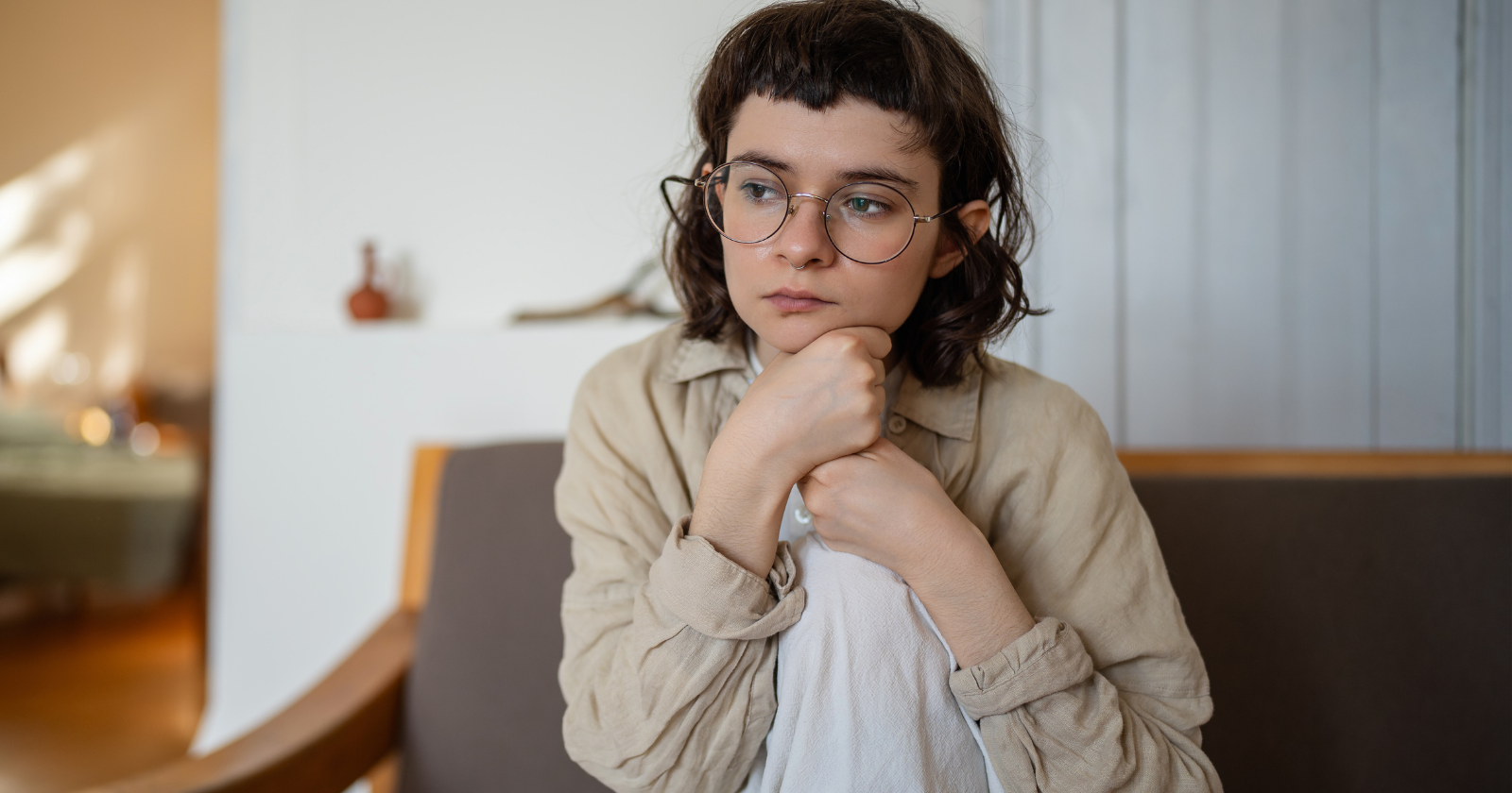 10 signs a woman is feeling really unhappy but covers it up well