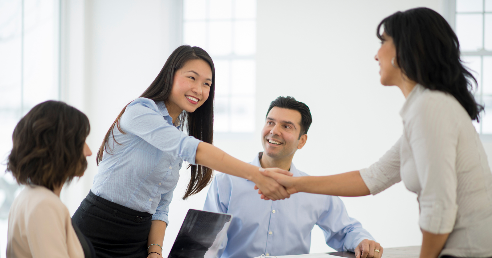 8 subtle behaviors that make people feel at ease with you immediately ...