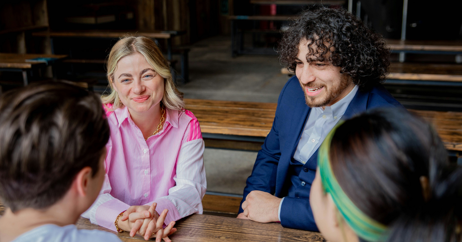 8 behaviors that reveal someone is two-faced even when they seem friendly